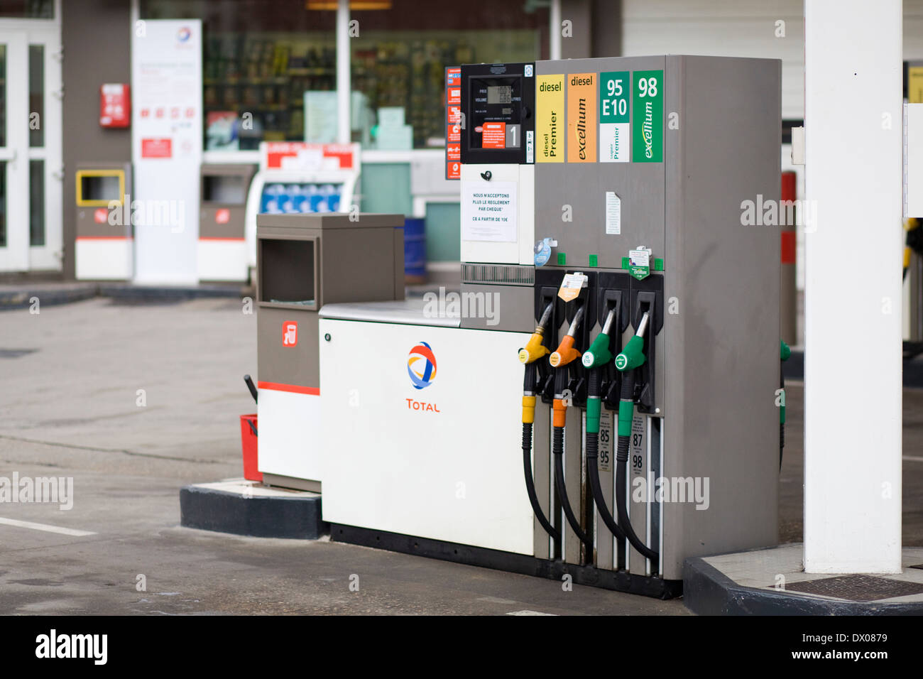 Pavement petrol station hi-res stock photography and images - Alamy