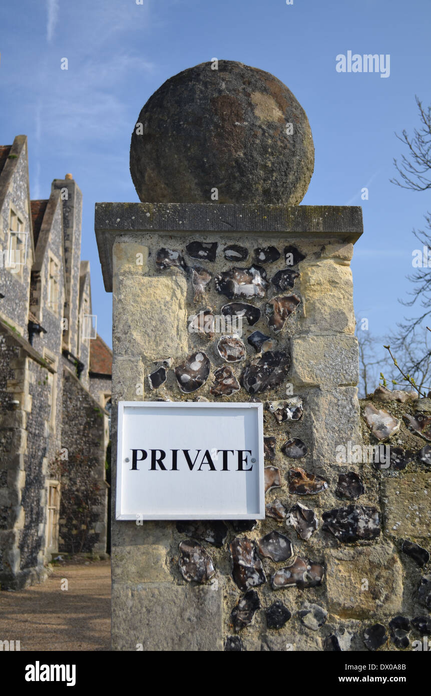 Keep out sign house hi-res stock photography and images - Alamy