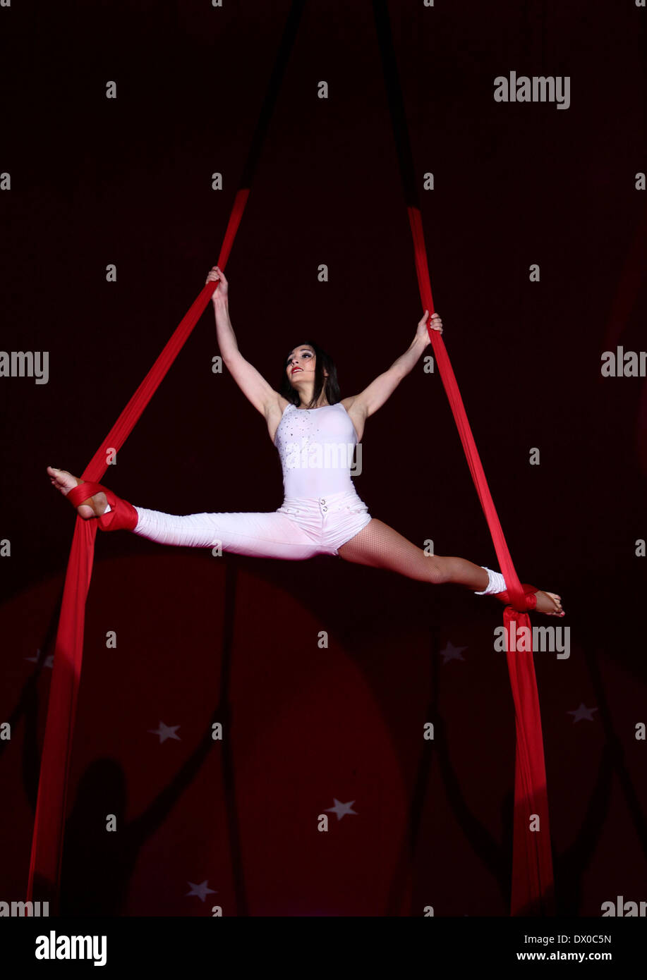 Circus performers hi-res stock photography and images - Alamy