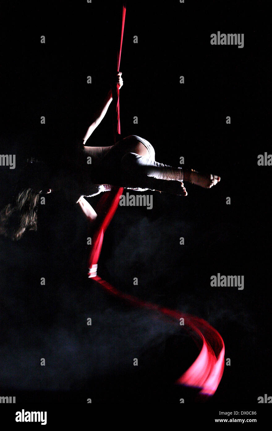 Circus performers hi-res stock photography and images - Alamy