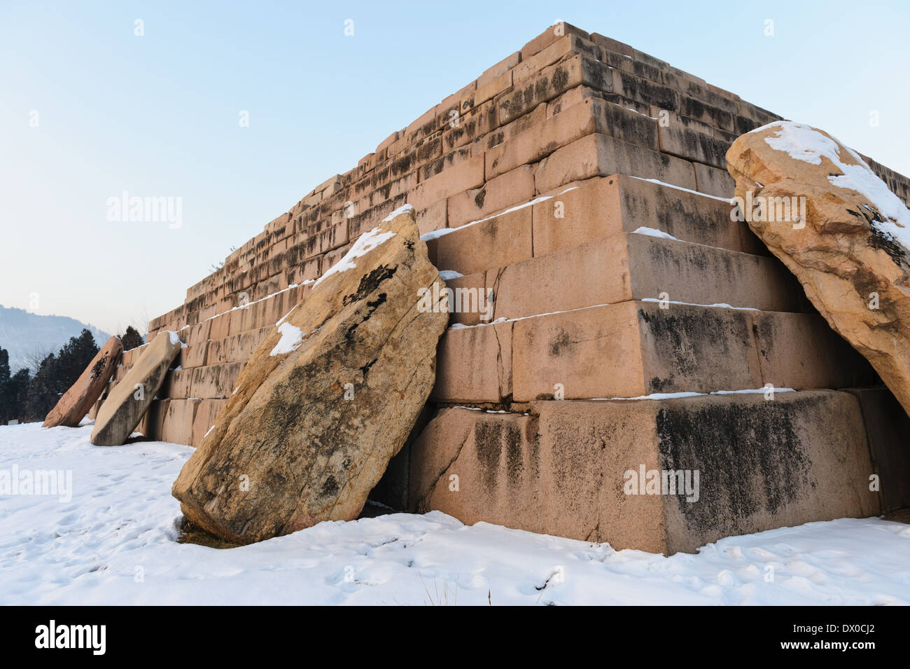 Korean tomb hi-res stock photography and images - Alamy
