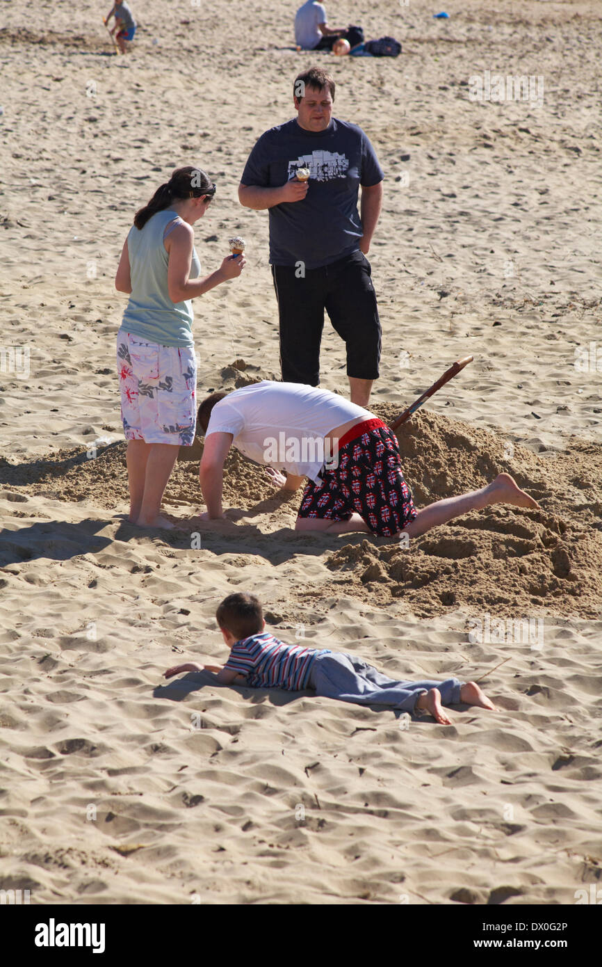 Lady digging hole hi-res stock photography and images - Alamy