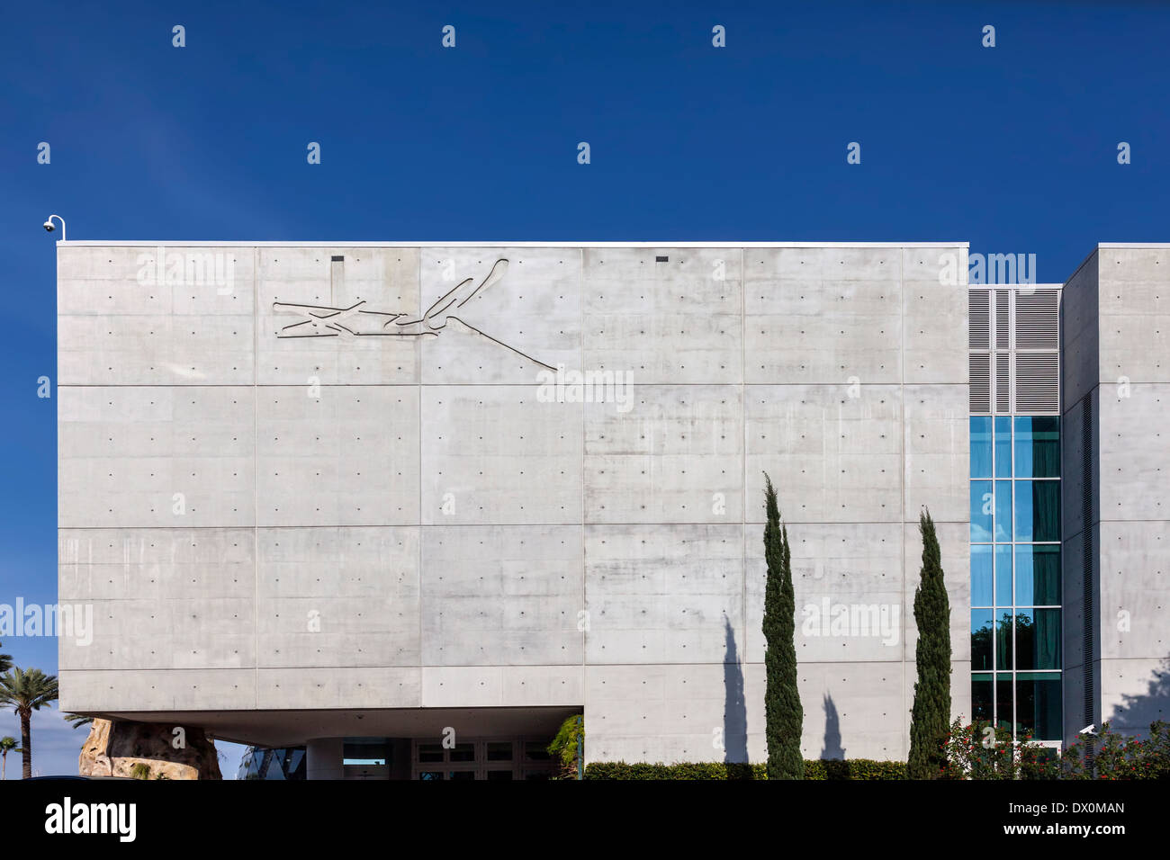 The Dalí signature in bas-relief on the concrete facade of the ...