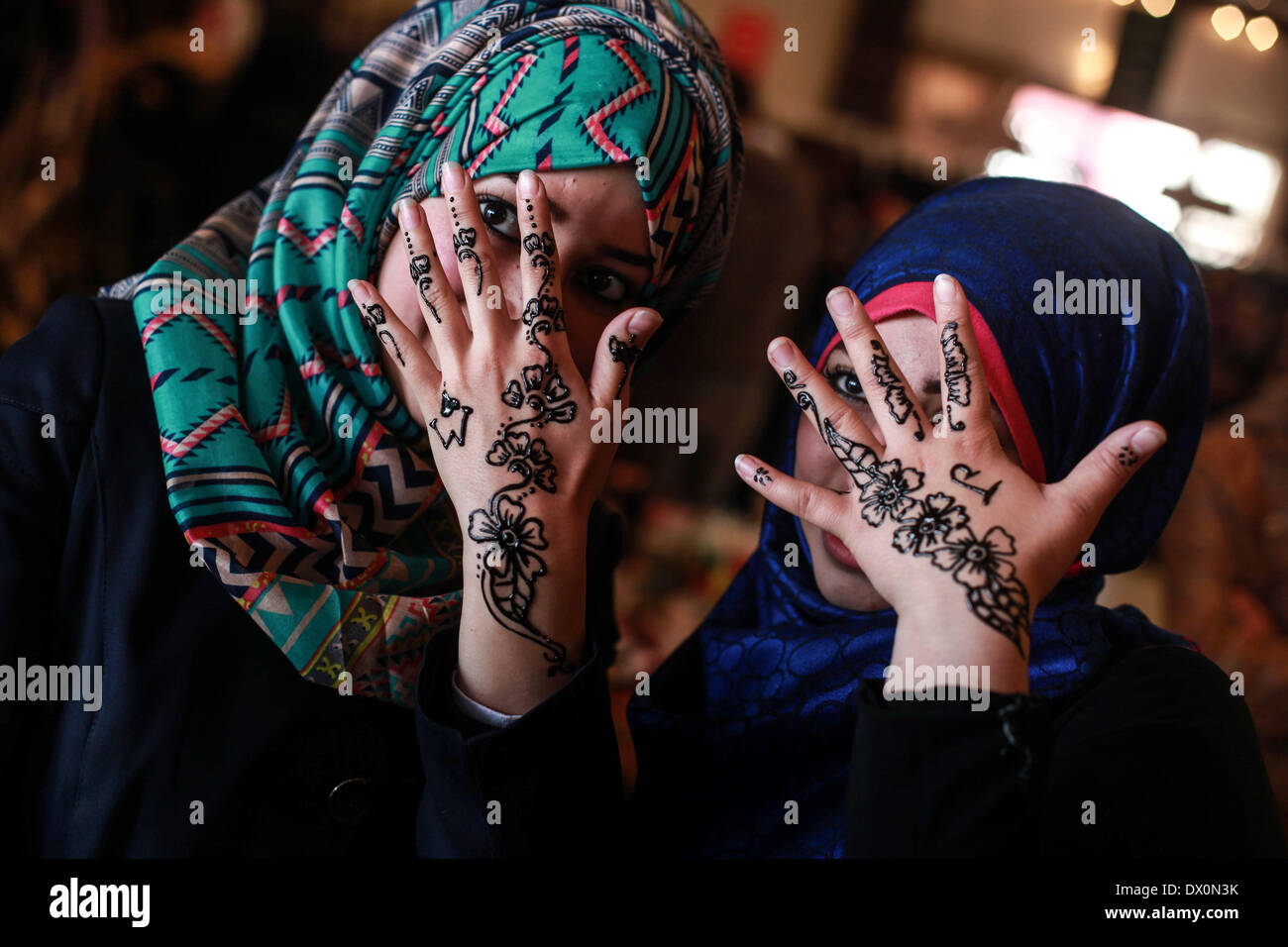 Gaza, Palestinian Territories. 16th Mar, 2014. Palestinian girl's hands ...