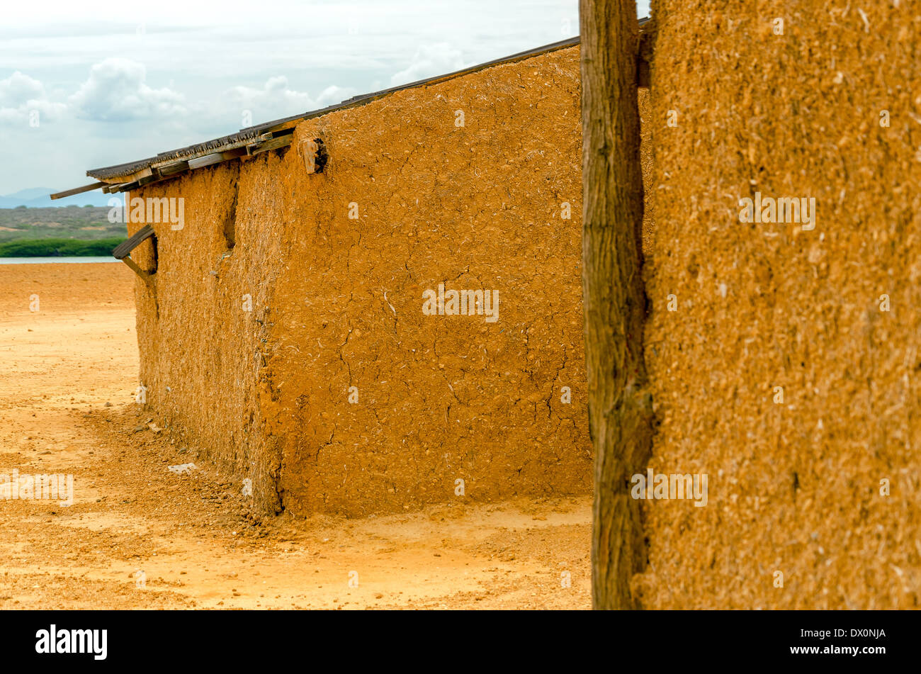 Mud shack in a desert region in La Guajira, Colombia Stock Photo - Alamy