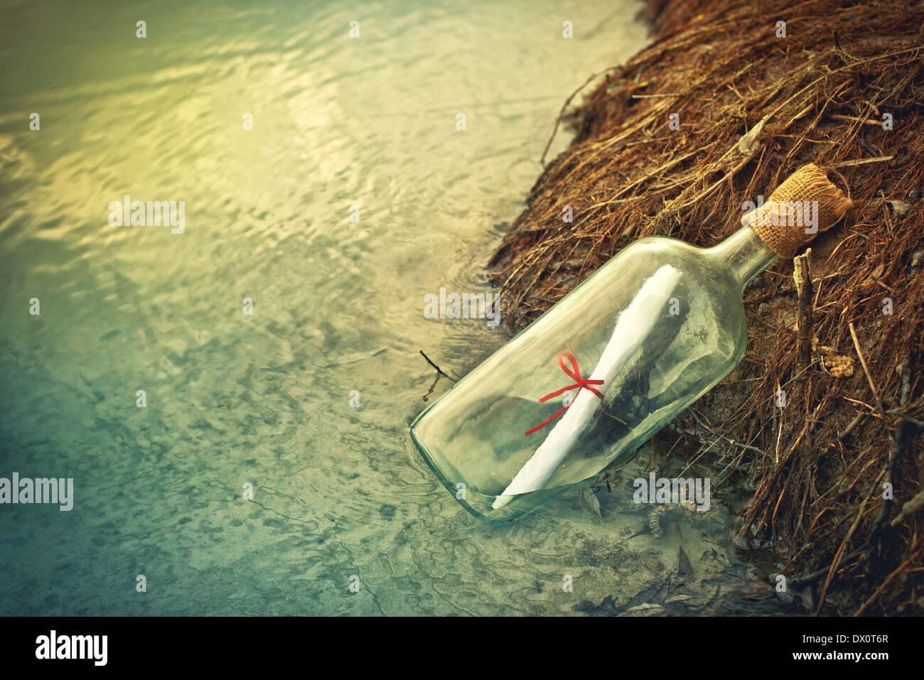 Message bottle beach hi-res stock photography and images - Alamy