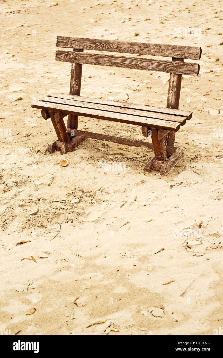 Empty wooden bench hi-res stock photography and images - Alamy