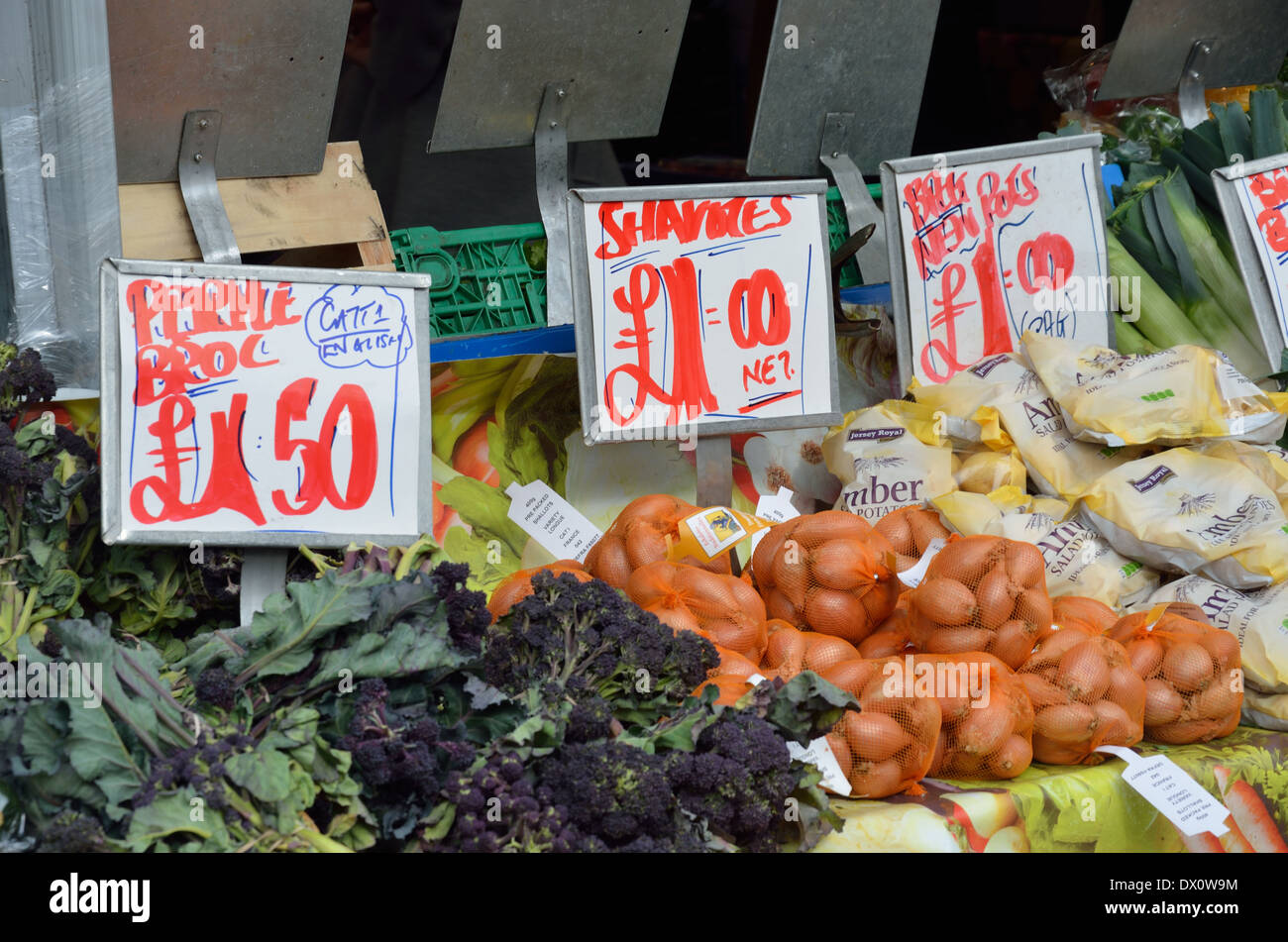 English market stall hi-res stock photography and images - Alamy