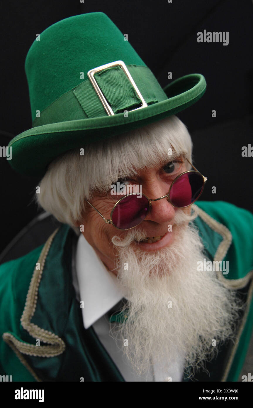 Colorfully dressed man hi-res stock photography and images - Alamy
