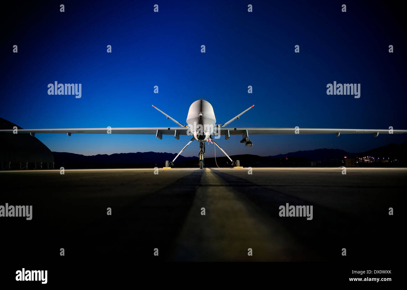 Flightline hi-res stock photography and images - Alamy