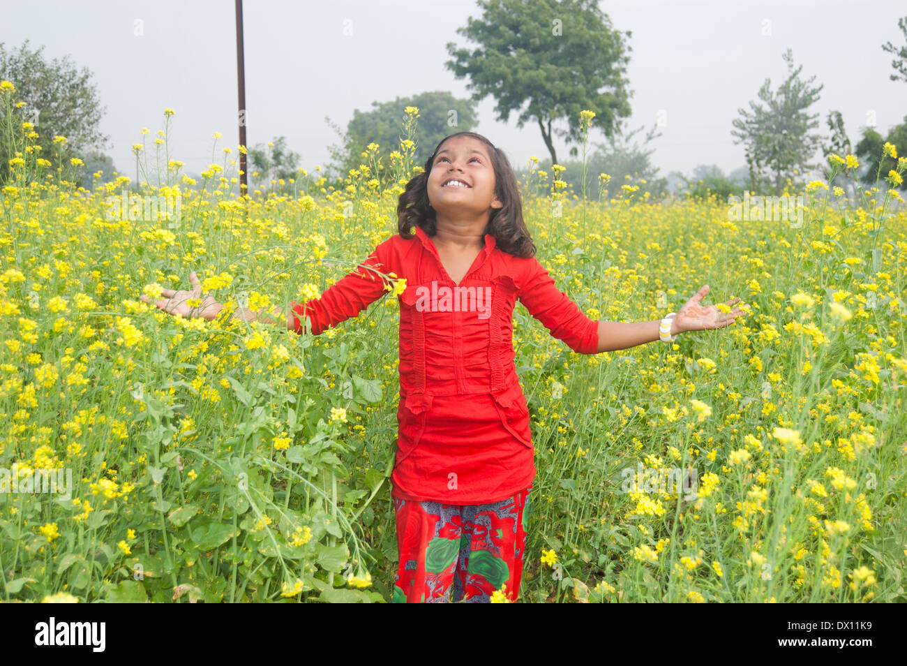 Kids planting trees hi-res stock photography and images - Alamy