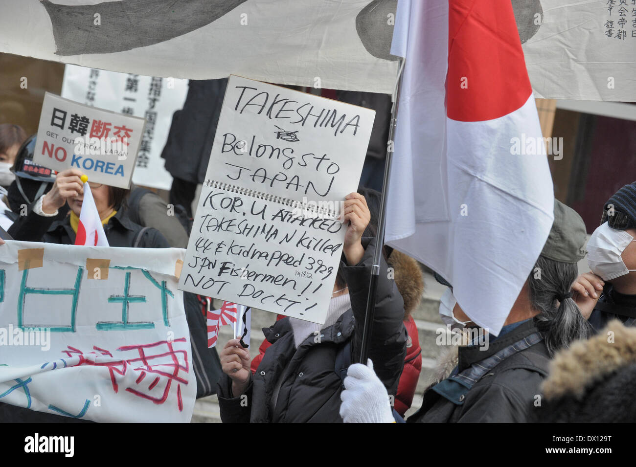 Tokyo, Japan. 16th Mar, 2014. Anti-racist Japanese clashed with members ...