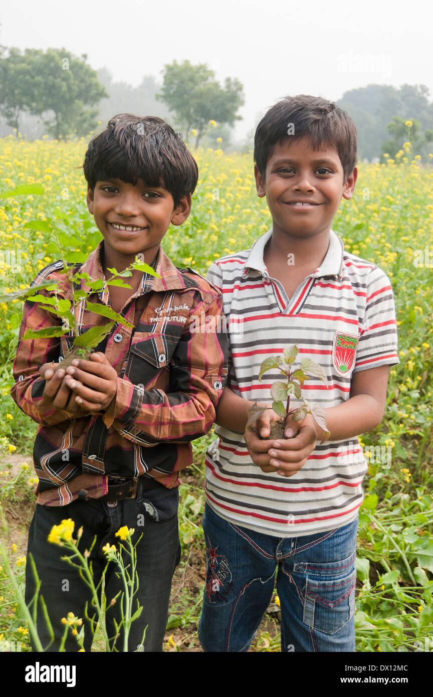 Kids planting trees hi-res stock photography and images - Alamy
