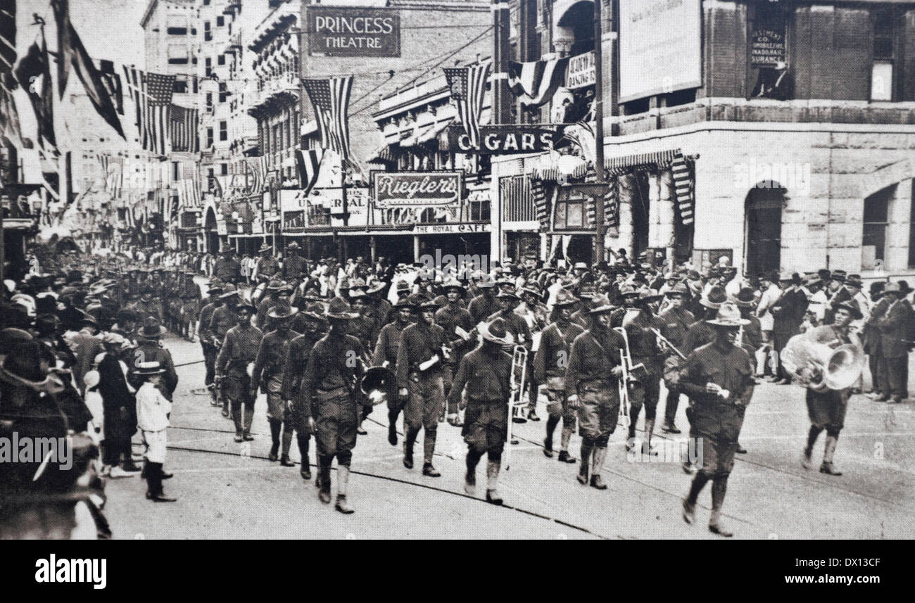World War I Soldiers at intersection of Houston and Navarro Streets ...