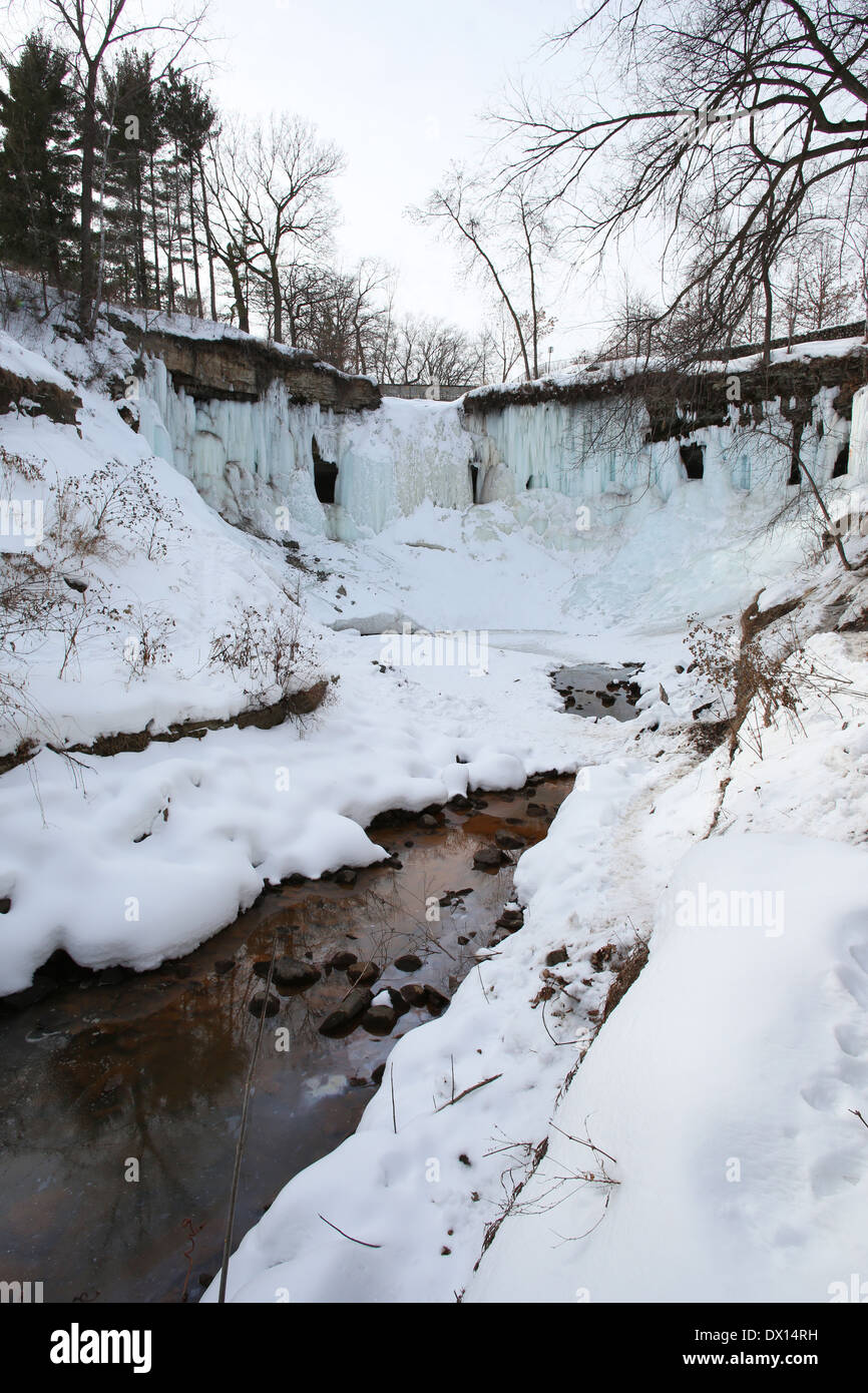 Minnehaha falls in Minneapolis, Minnesota, frozen in winter Stock Photo ...