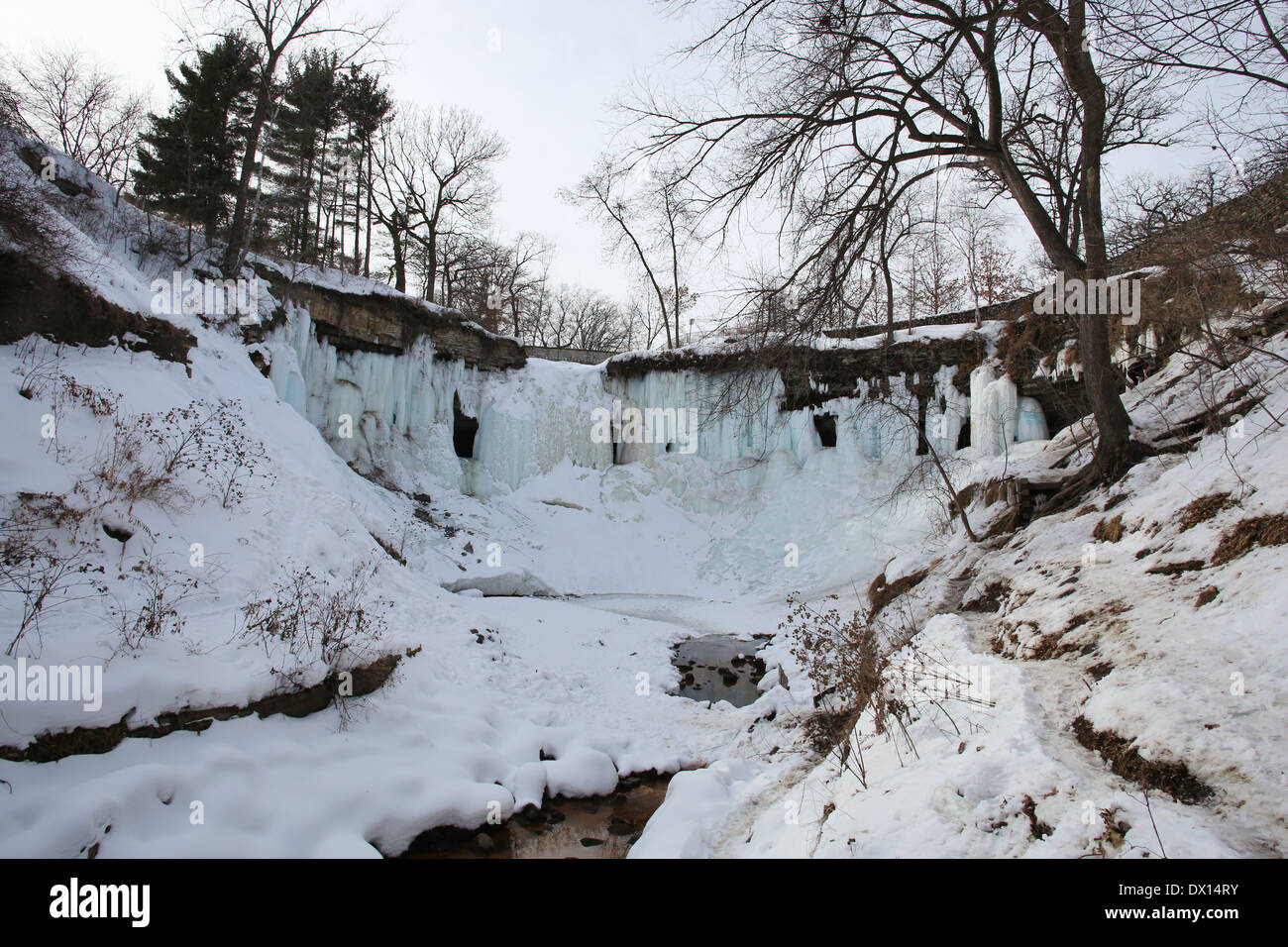 Minnehaha falls in Minneapolis, Minnesota, frozen in winter Stock Photo ...