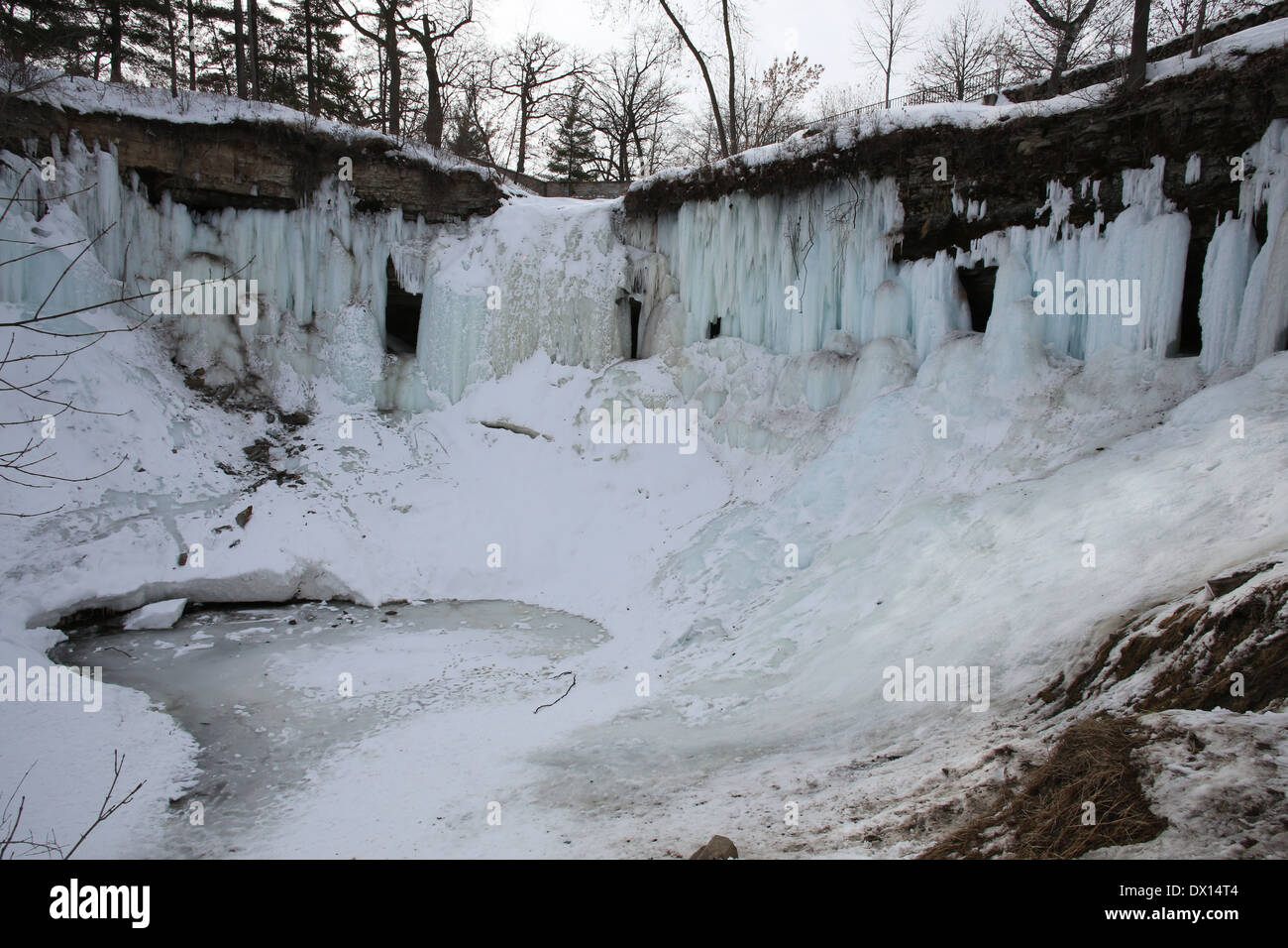Minnehaha falls in Minneapolis, Minnesota, frozen in winter Stock Photo ...