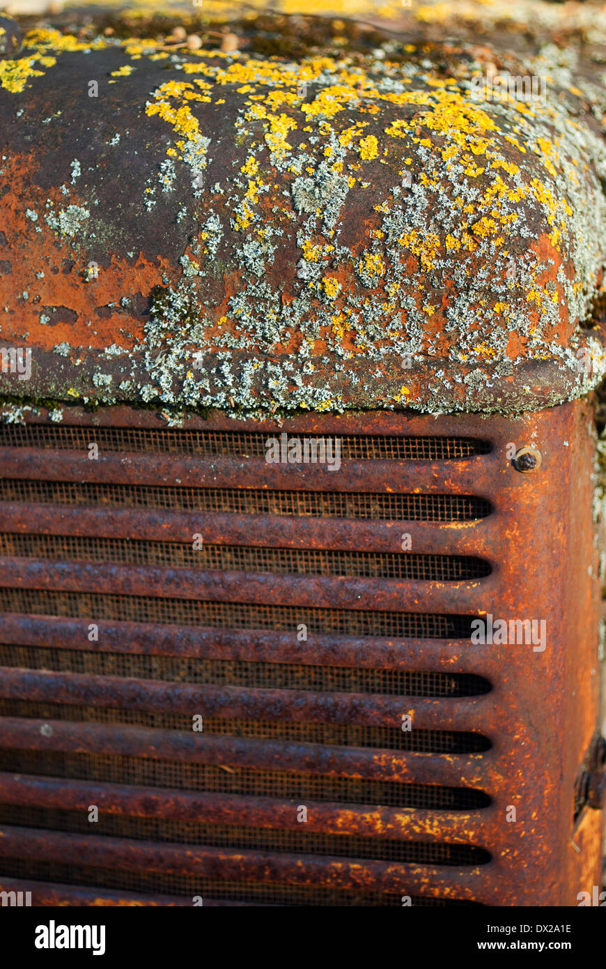 Decaying tractor / rusty farm vehicle Stock Photo - Alamy