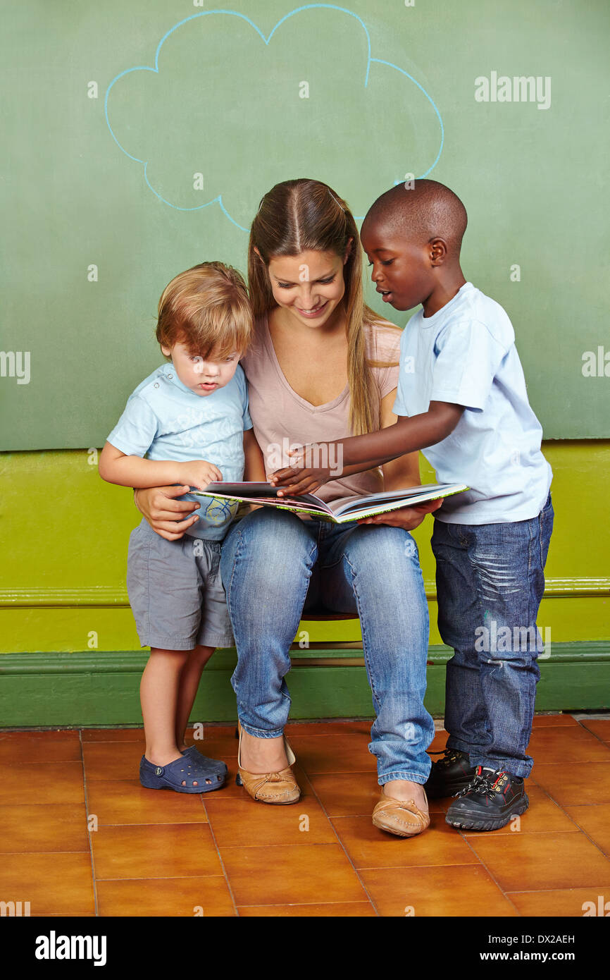 Teacher reading book kids classroom hi-res stock photography and images ...