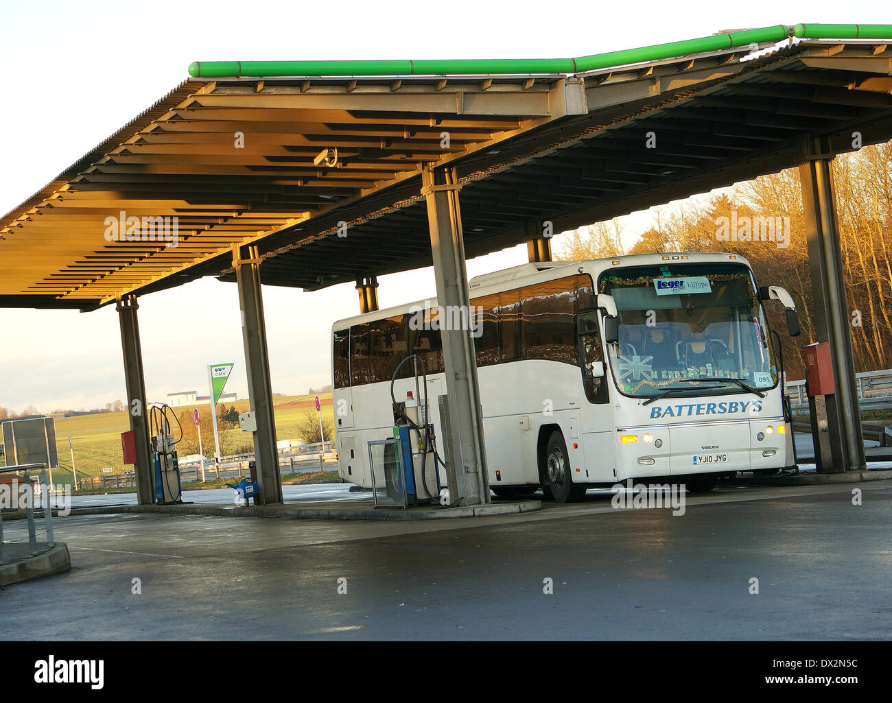 Highway fast food exit sign hi-res stock photography and images - Alamy