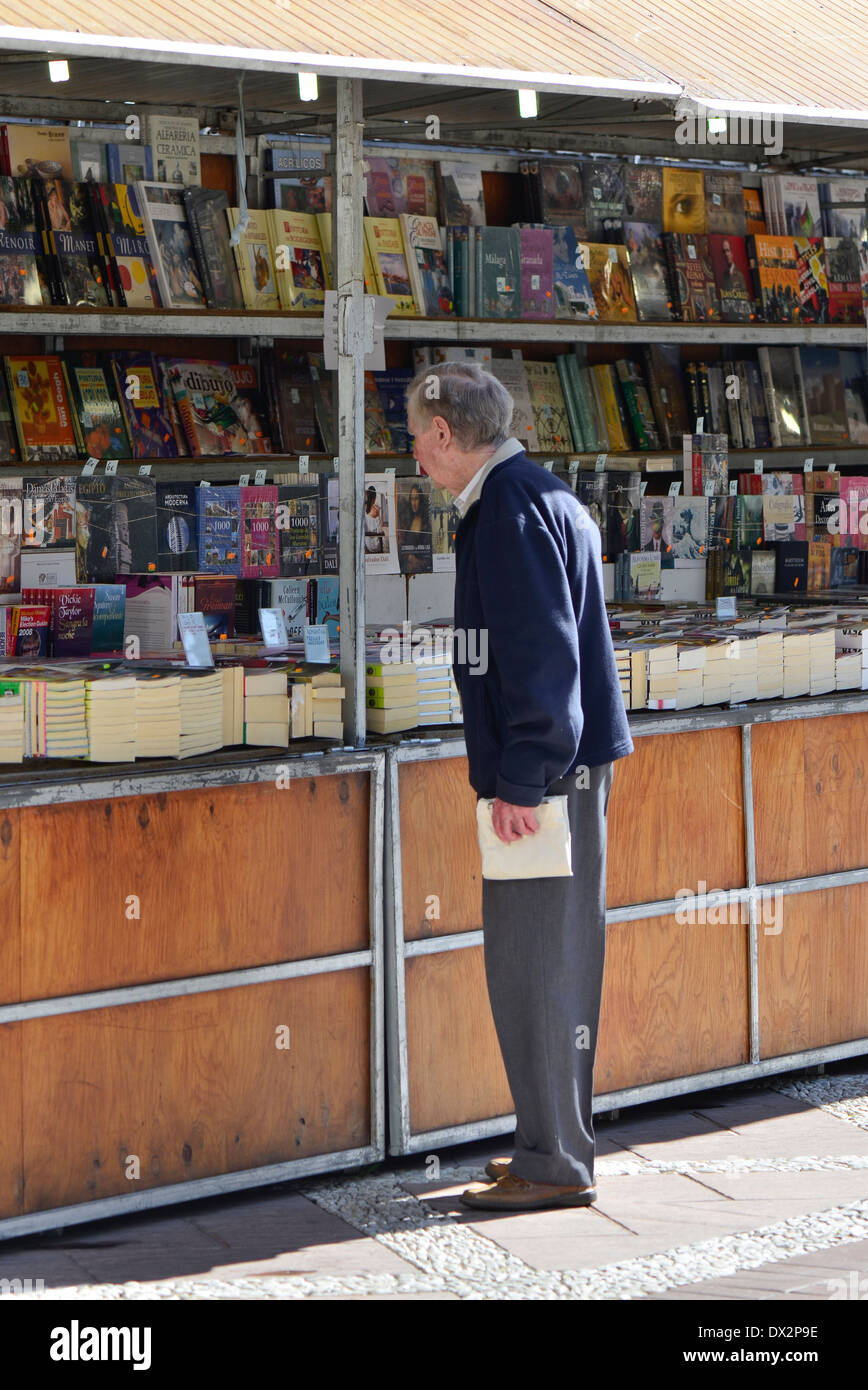 Outdoor book stands hi-res stock photography and images - Alamy