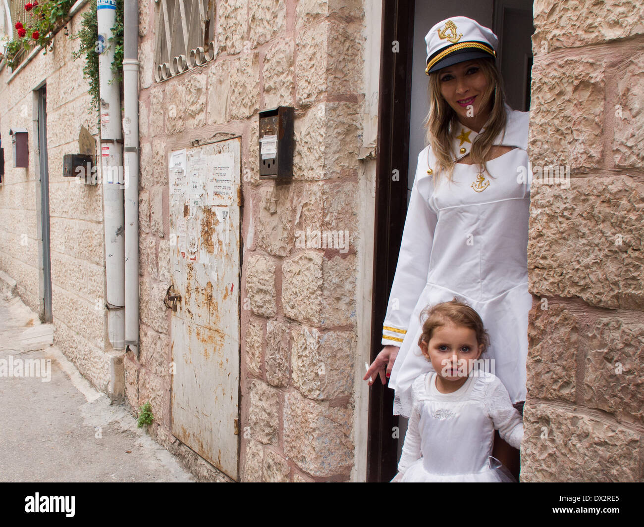 Jerusalem, Israel. 17th Mar, 2014. A mother and daughter in costumes on ...