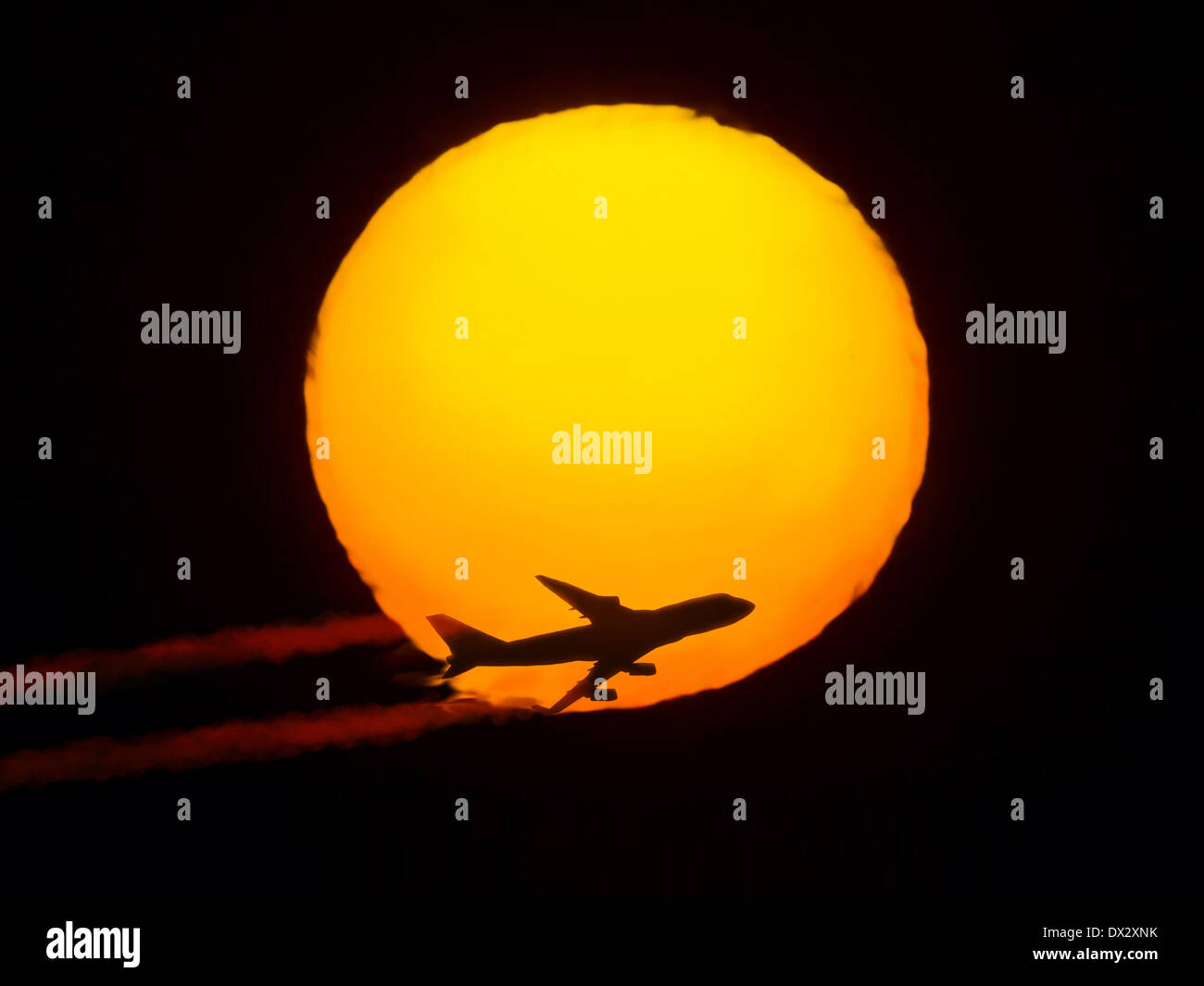 Aircraft flying by hi-res stock photography and images - Alamy