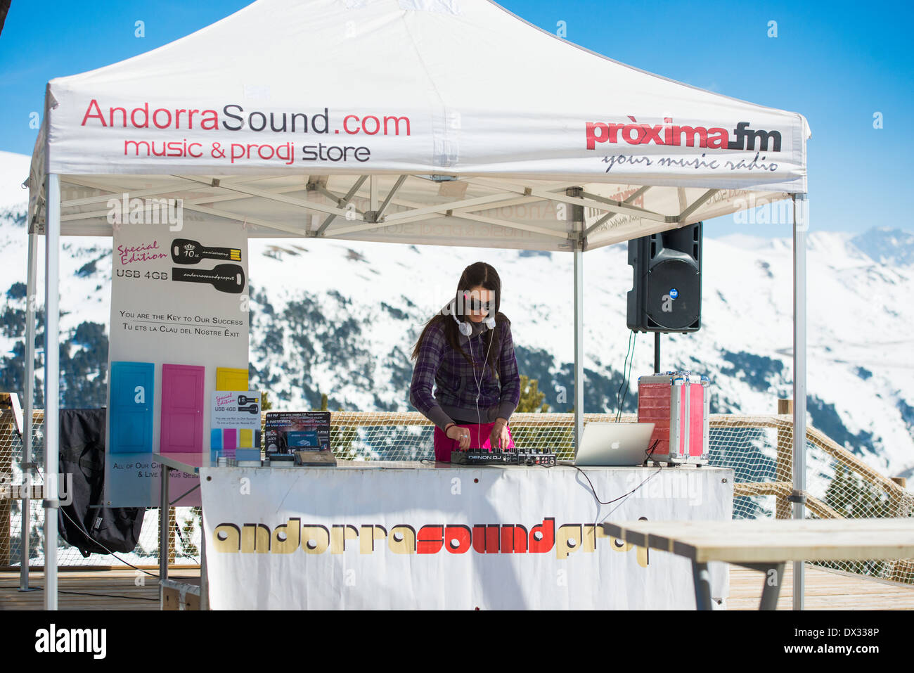 Female dj hi-res stock photography and images - Alamy