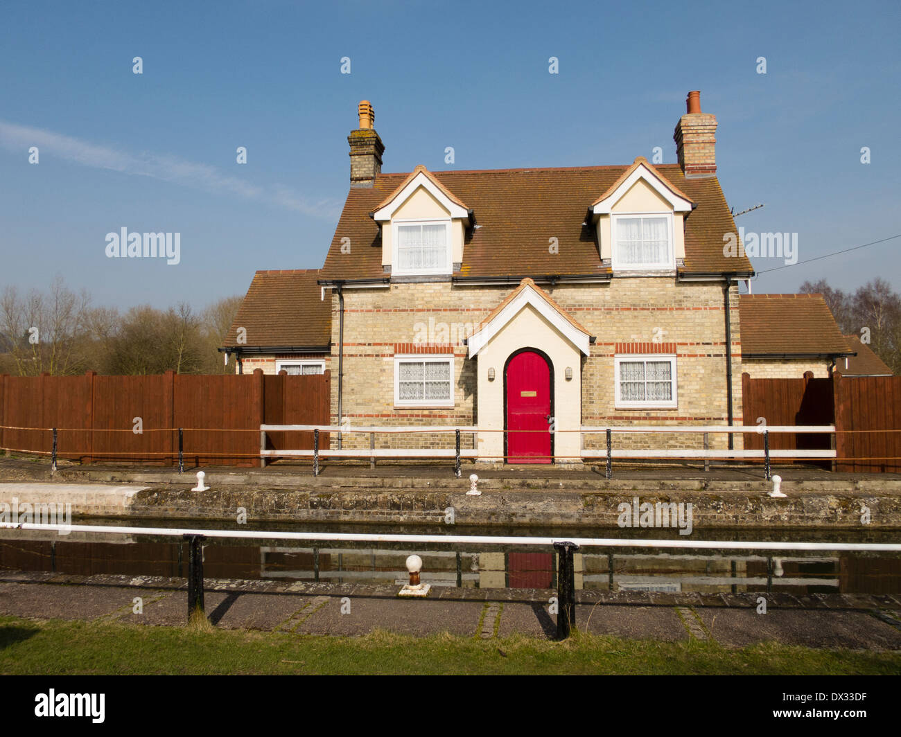 Hardmead Lock, lock-keeper's cottage Stock Photo - Alamy
