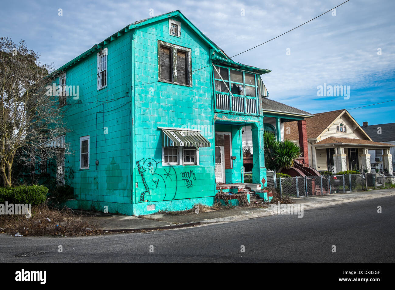 Old rundown house city usa hi-res stock photography and images - Alamy