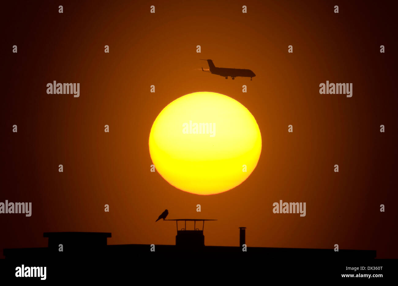 Aircraft descent at sunset hi-res stock photography and images - Alamy