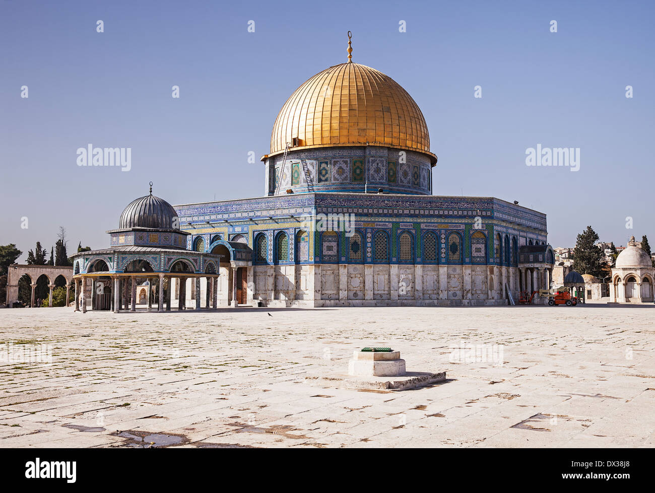 Golden color dome hi-res stock photography and images - Alamy
