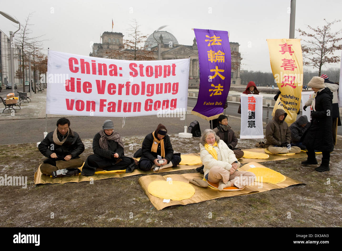 Falun gong demonstrators hi-res stock photography and images - Alamy
