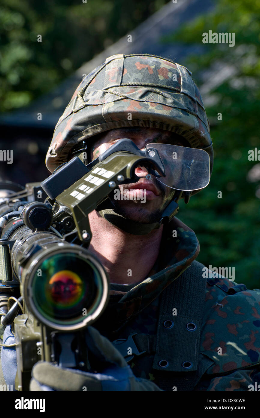Stinger missile hi-res stock photography and images - Alamy