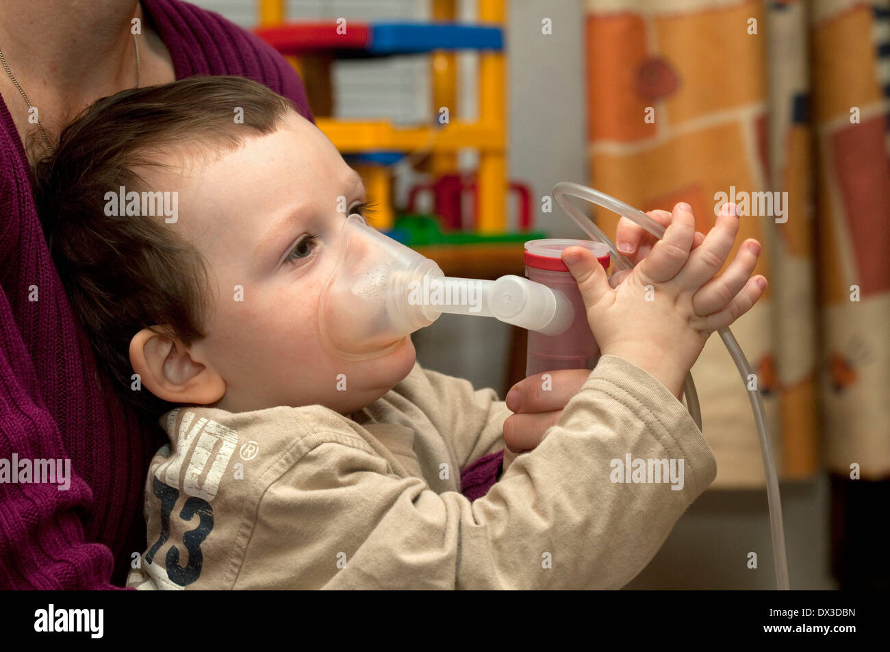 Oxygen therapy child hi-res stock photography and images - Alamy