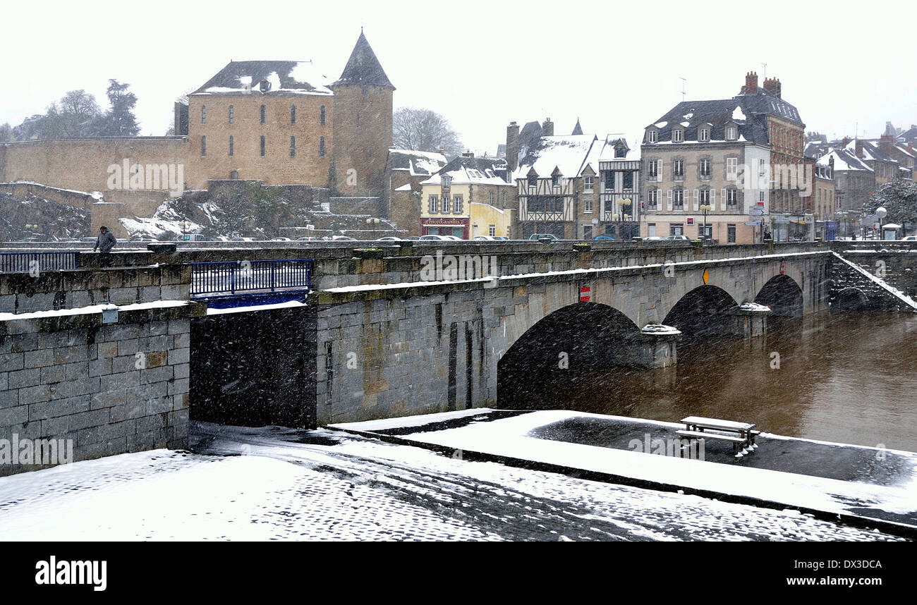 Mayenne city castle river la hi-res stock photography and images - Alamy