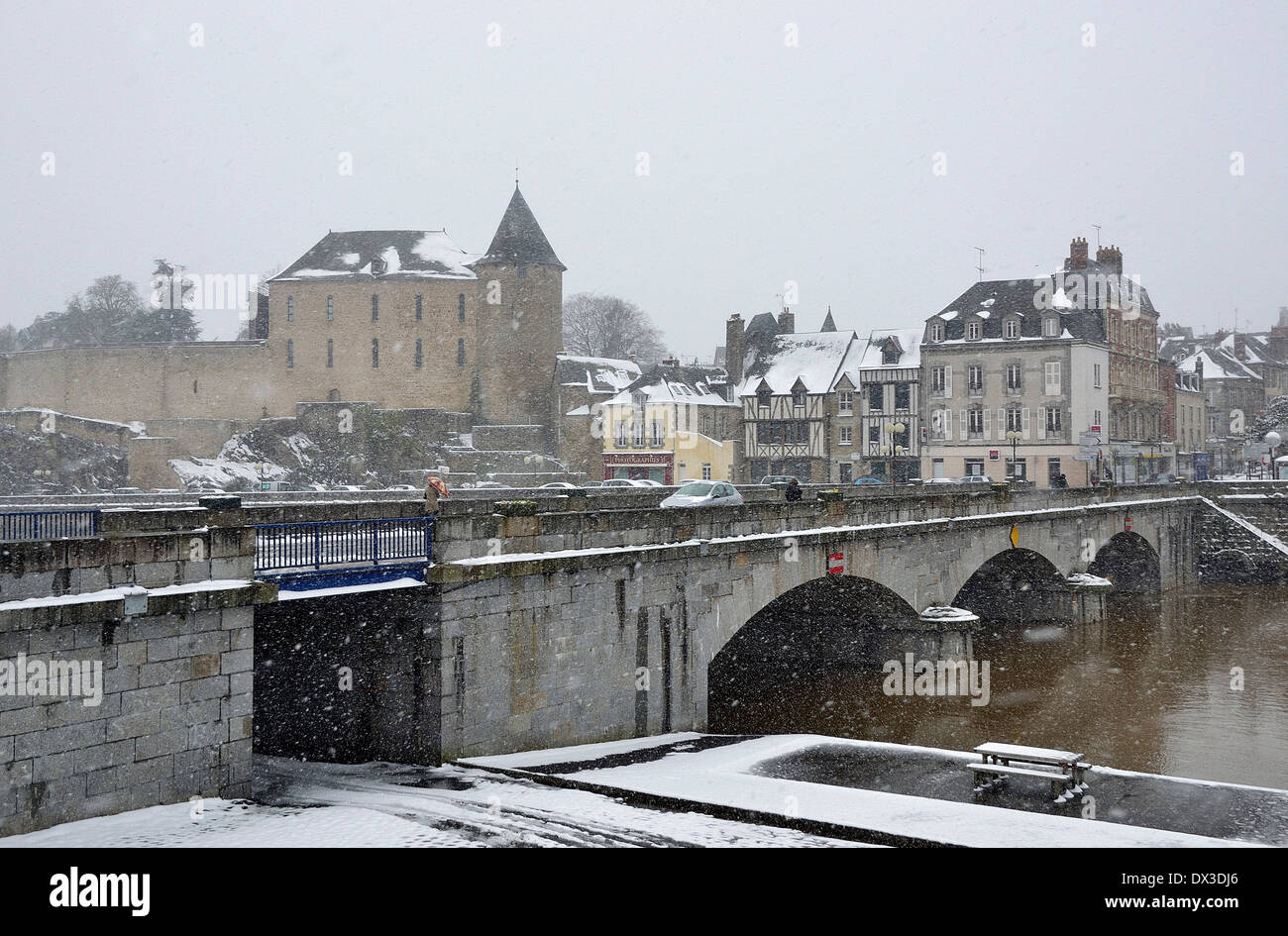 Mayenne city castle river la hi-res stock photography and images - Alamy