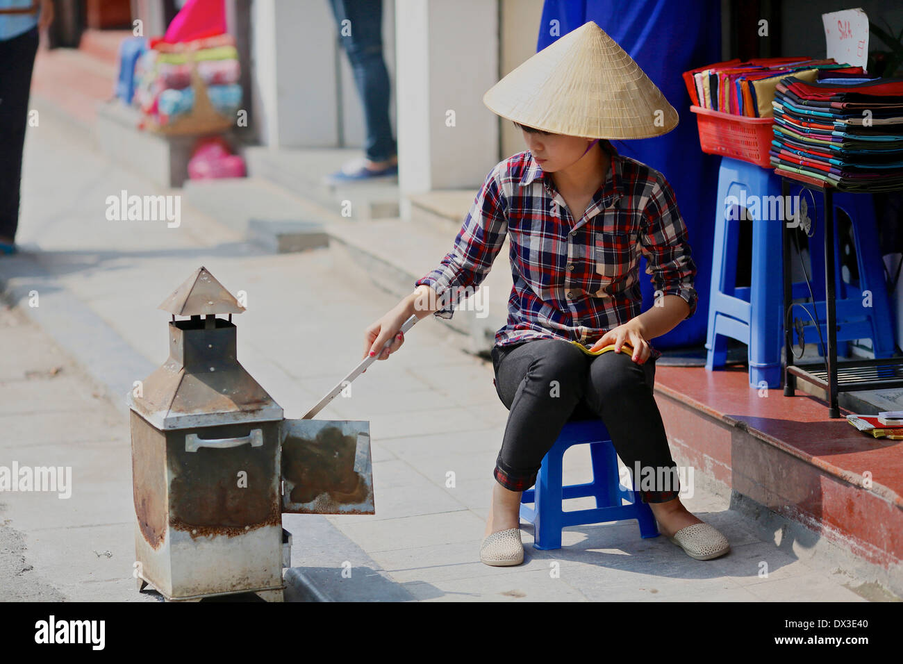 Old shopkeeper hi-res stock photography and images - Alamy