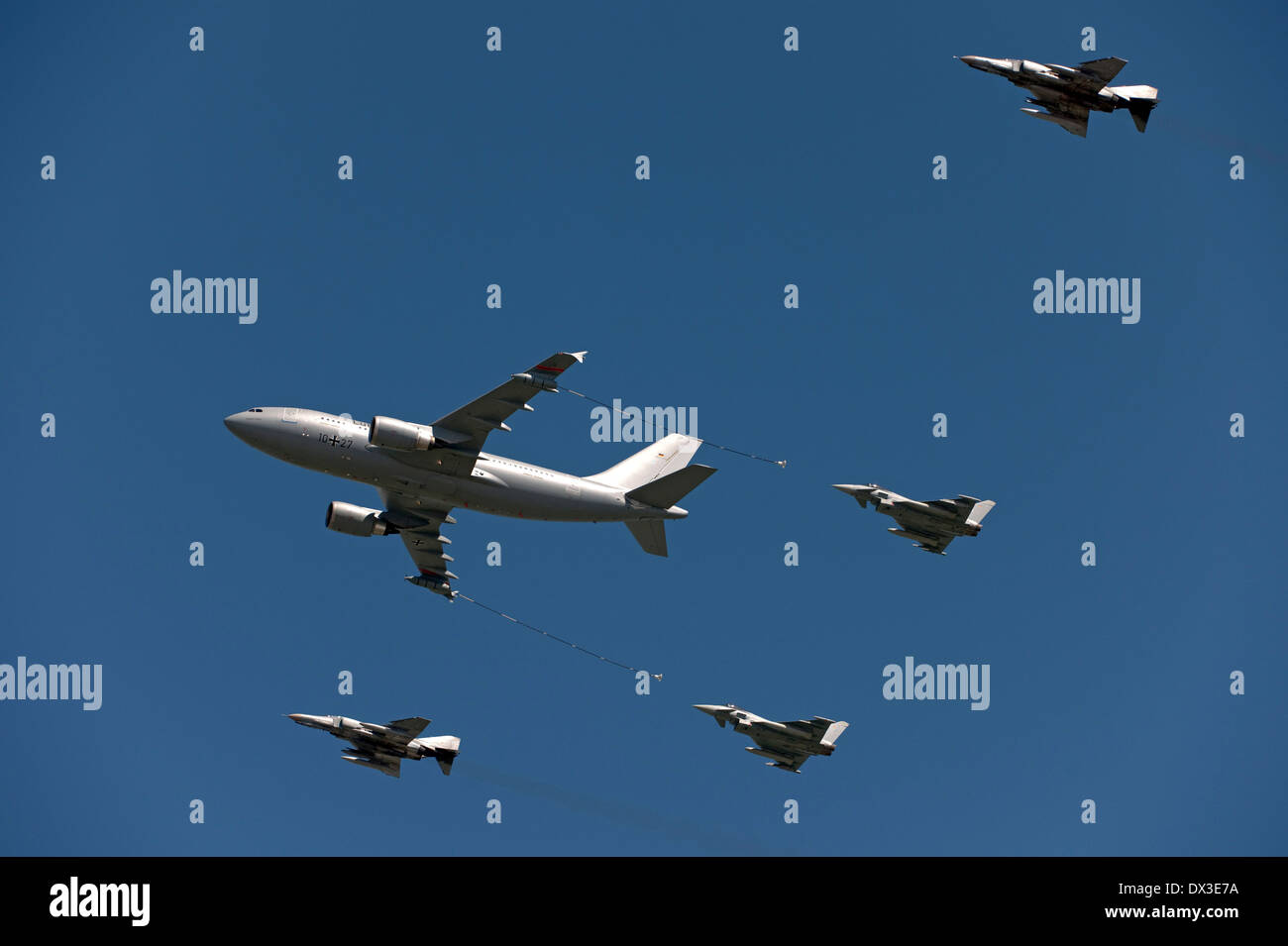 Air refueling hi-res stock photography and images - Alamy
