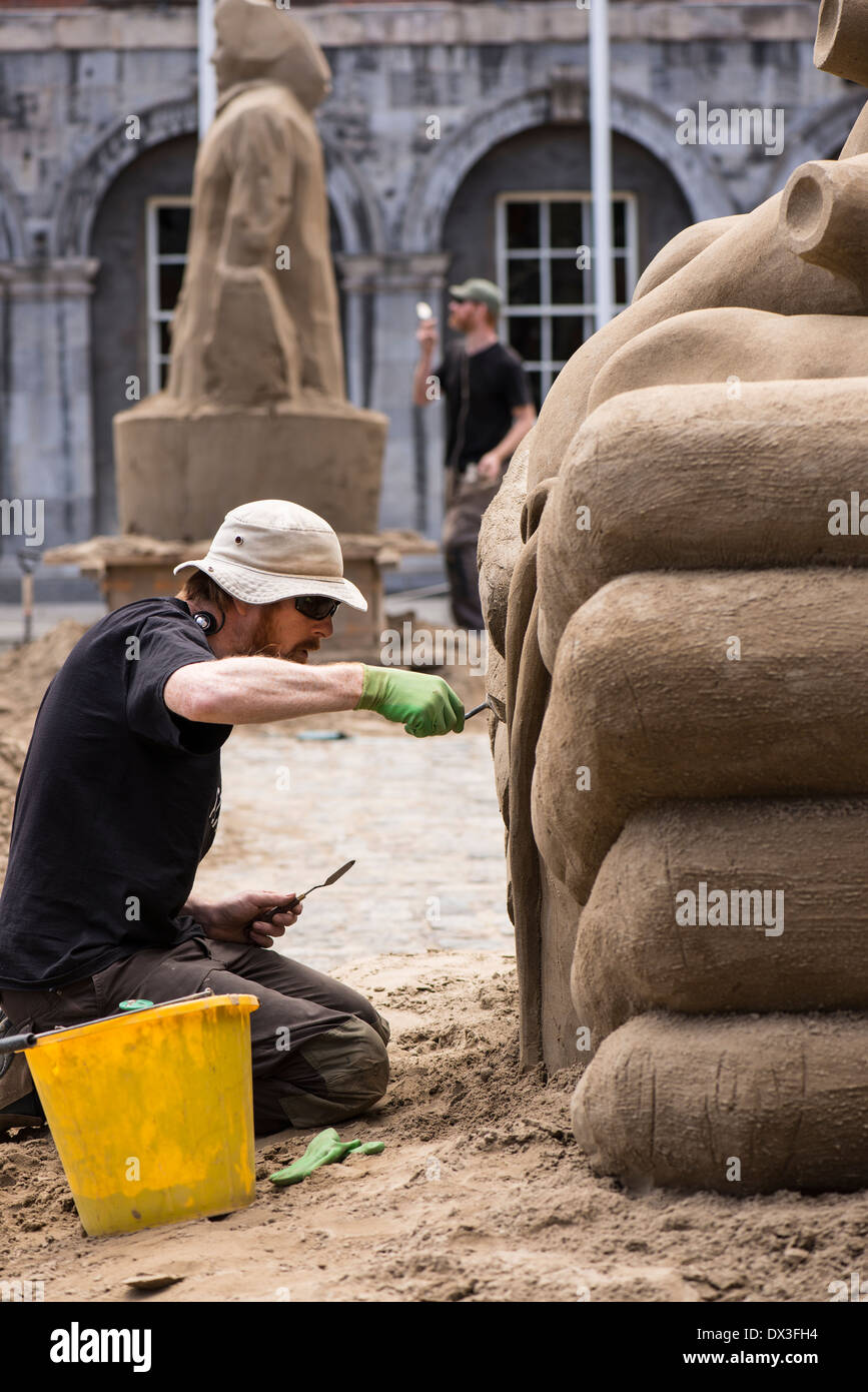 Sand sculpters at work Stock Photo - Alamy