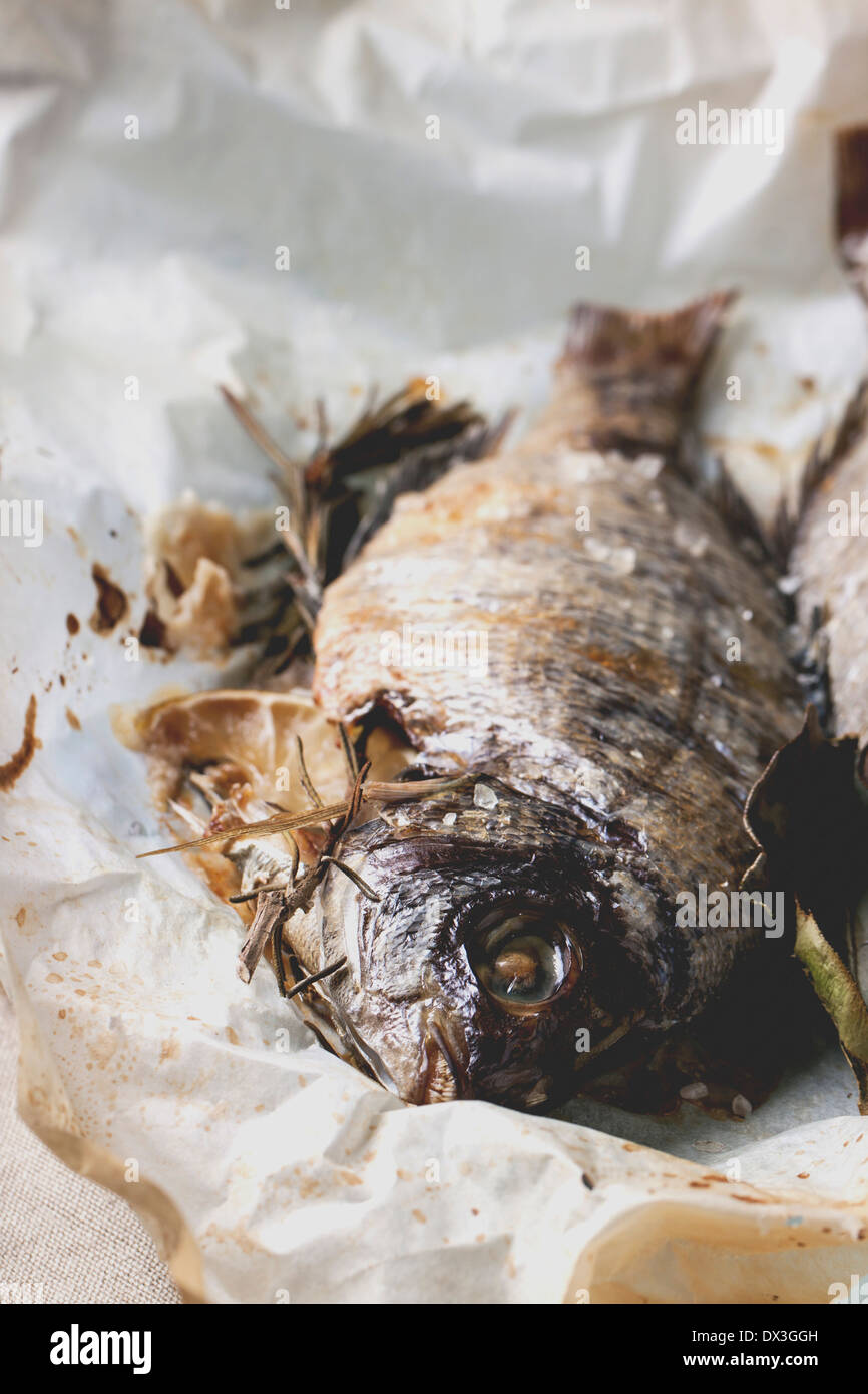 Baking paper fish hi-res stock photography and images - Alamy