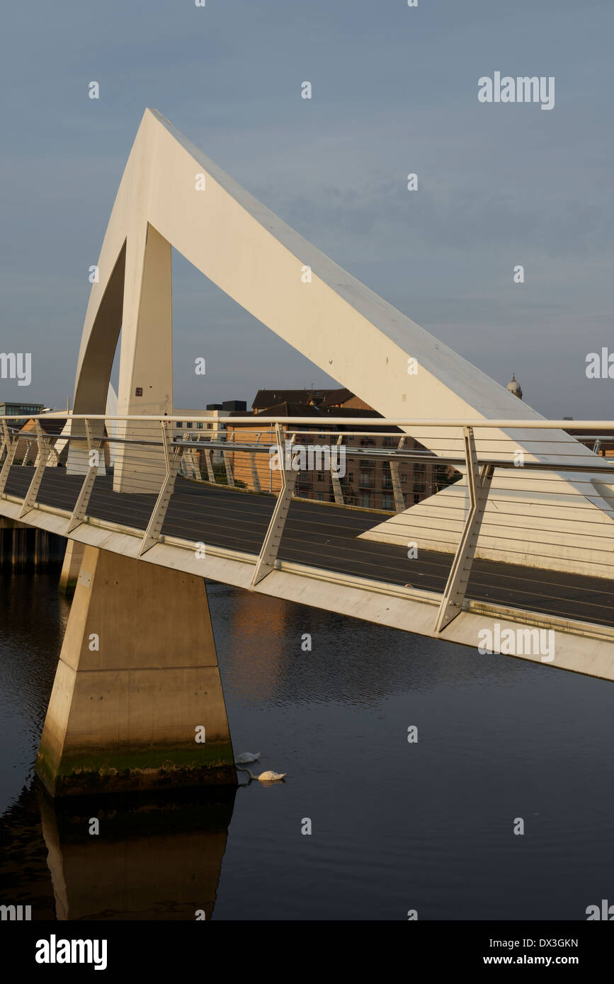 Pedestrian bridge over river clyde hi-res stock photography and images ...