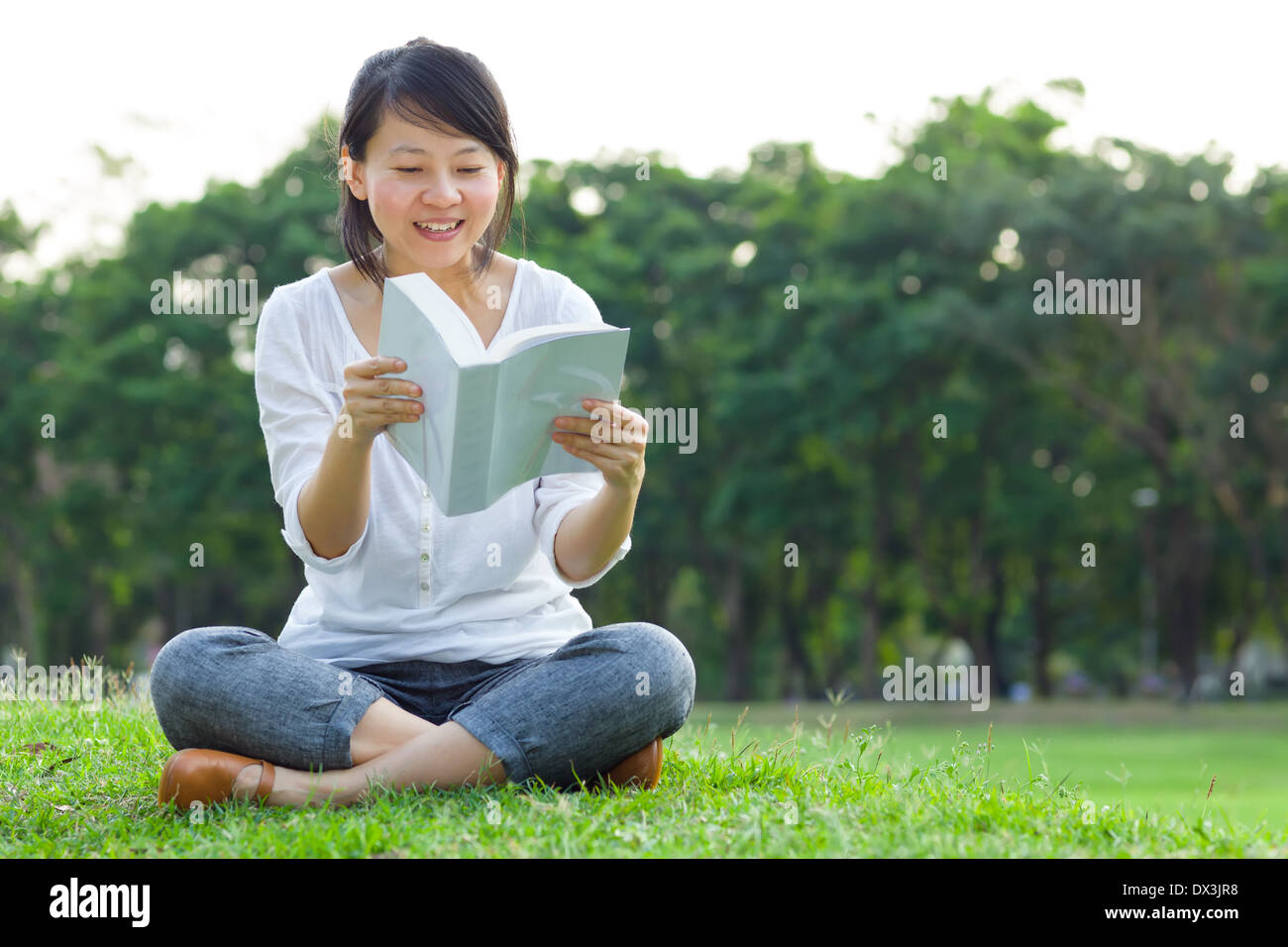 Woman read book park hi-res stock photography and images - Alamy
