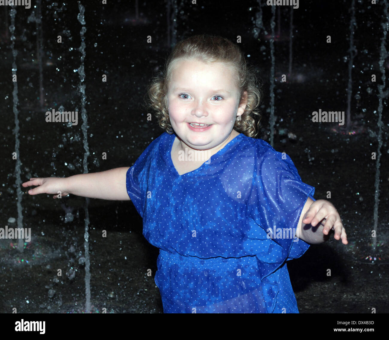 'Here Comes Honey Boo Boo' star Alana Thompson, plays in the water ...
