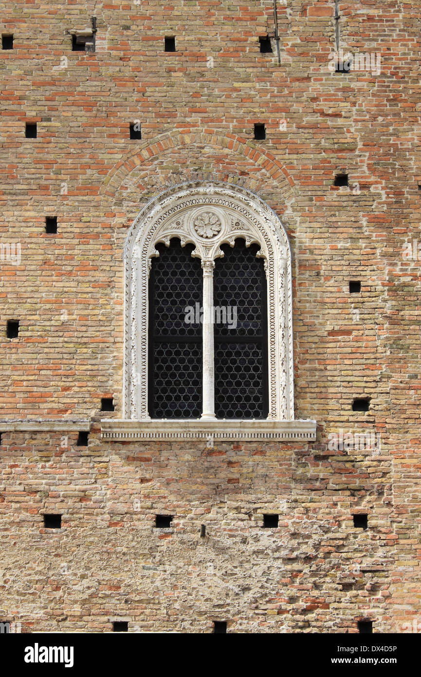 Medieval mullioned window hi-res stock photography and images - Alamy