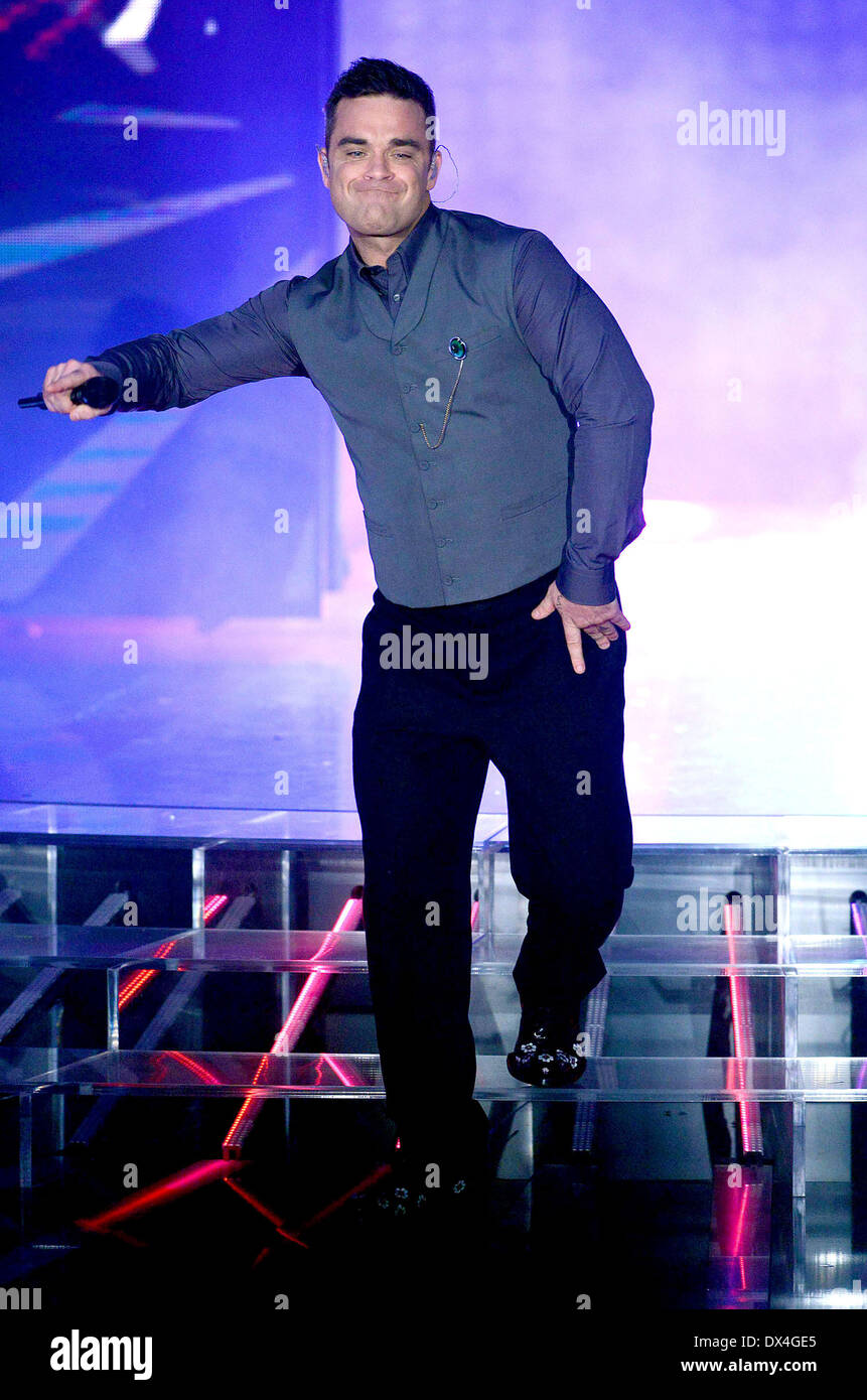 Robbie Williams makes a guest star appearance on Italian X Factor Where ...