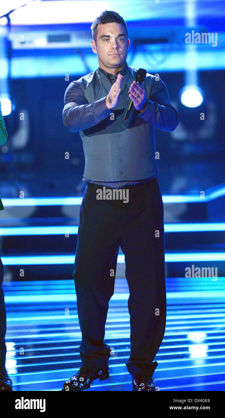Robbie Williams makes a guest star appearance on Italian X Factor Where ...