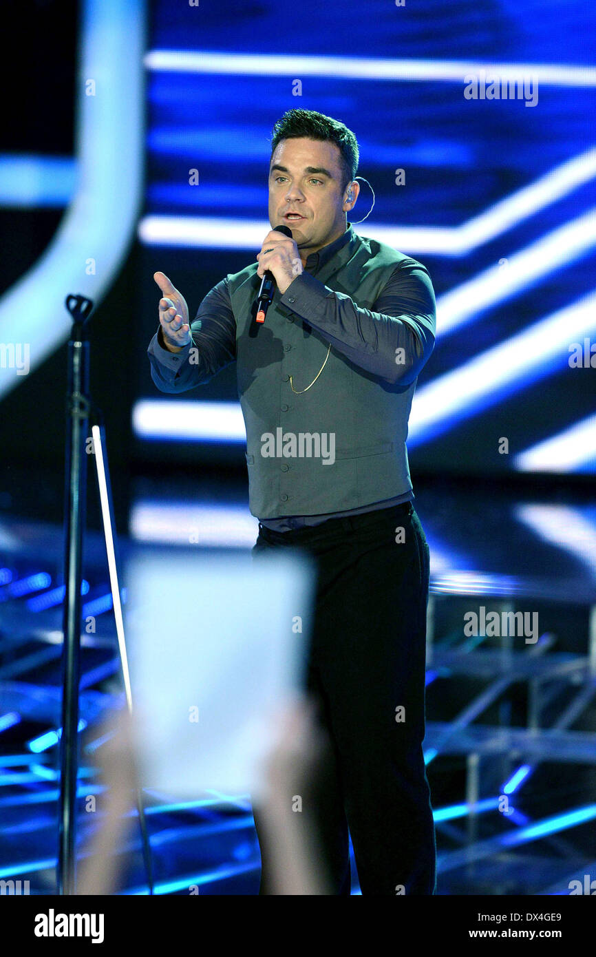 Robbie Williams makes a guest star appearance on Italian X Factor Where ...