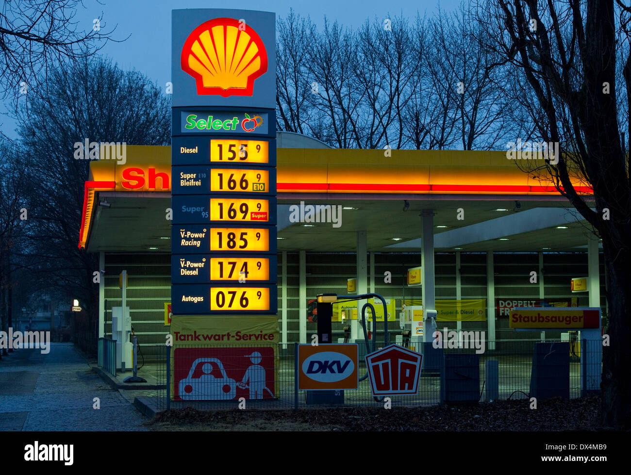 Gasoline prices germany hi-res stock photography and images - Alamy