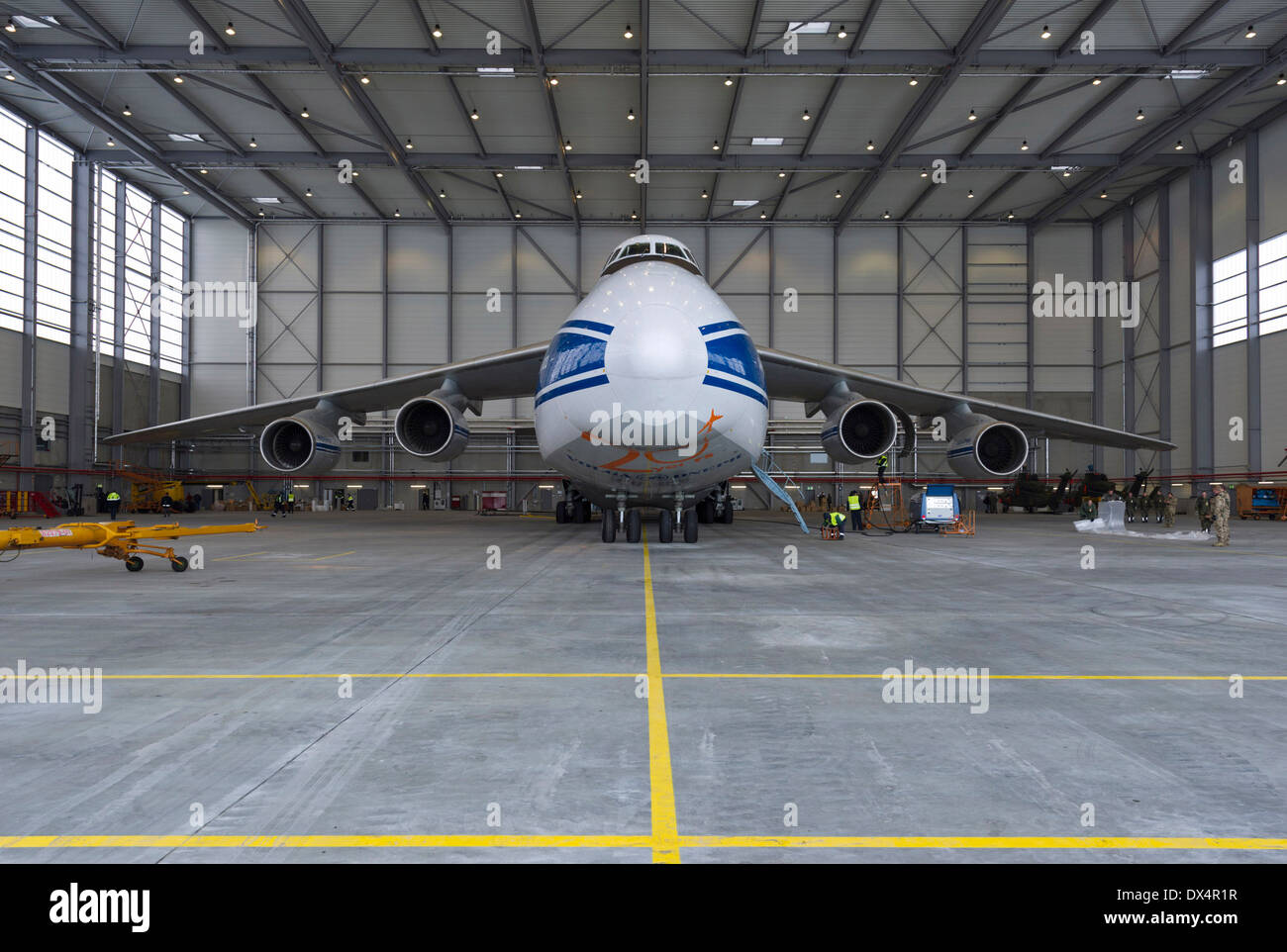 Antonov an 124 loading hi-res stock photography and images - Alamy